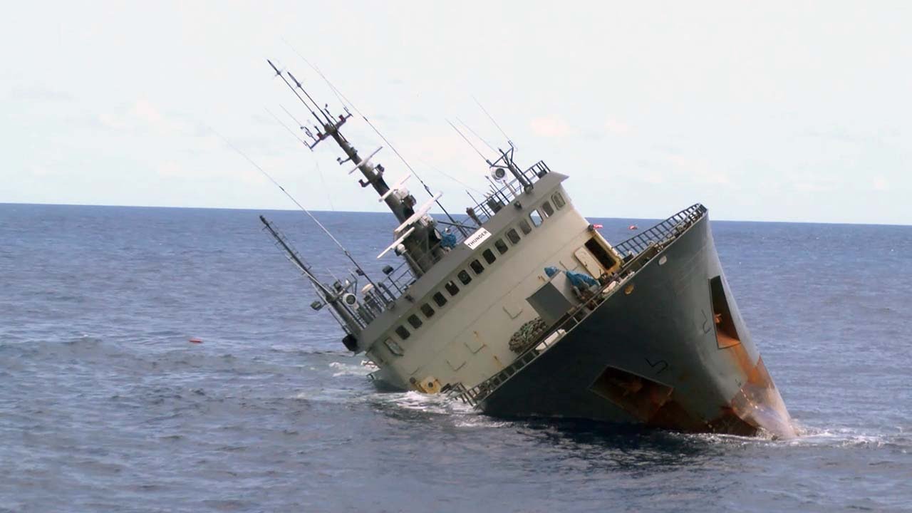 The sinking of the Thunder, the most fearsome pirate fishing ship - RCE ...